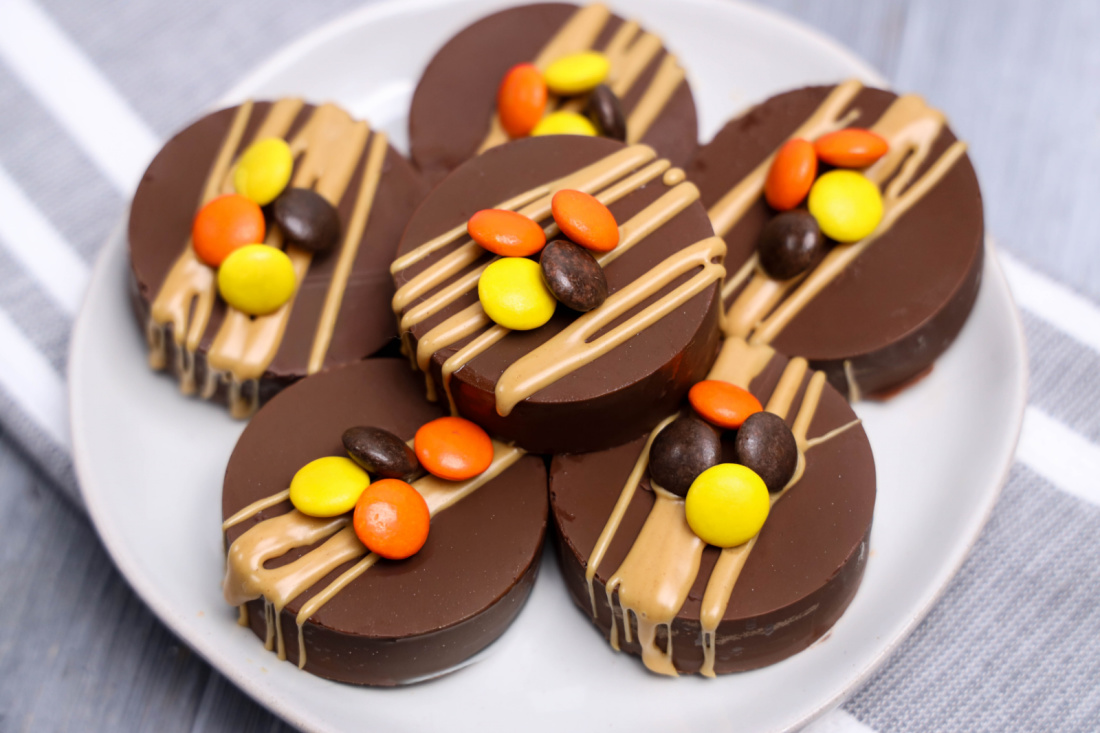 Make Delicious Chocolate Covered Oreos with Peanut Butter